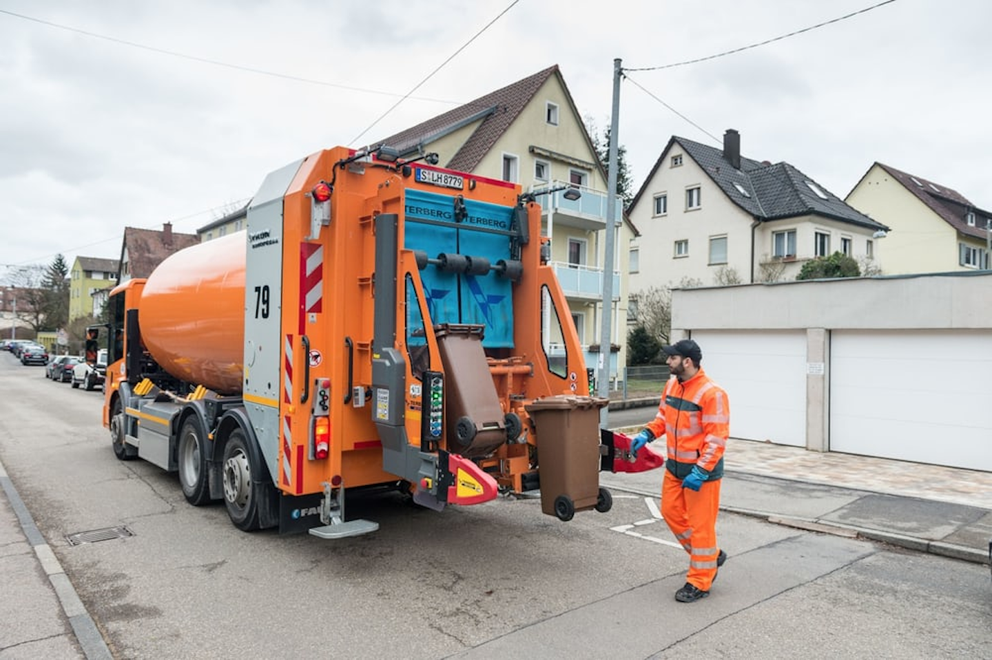 Mercedes-Benz Efficient, Green Garbage Trucks Hit German Streets ...