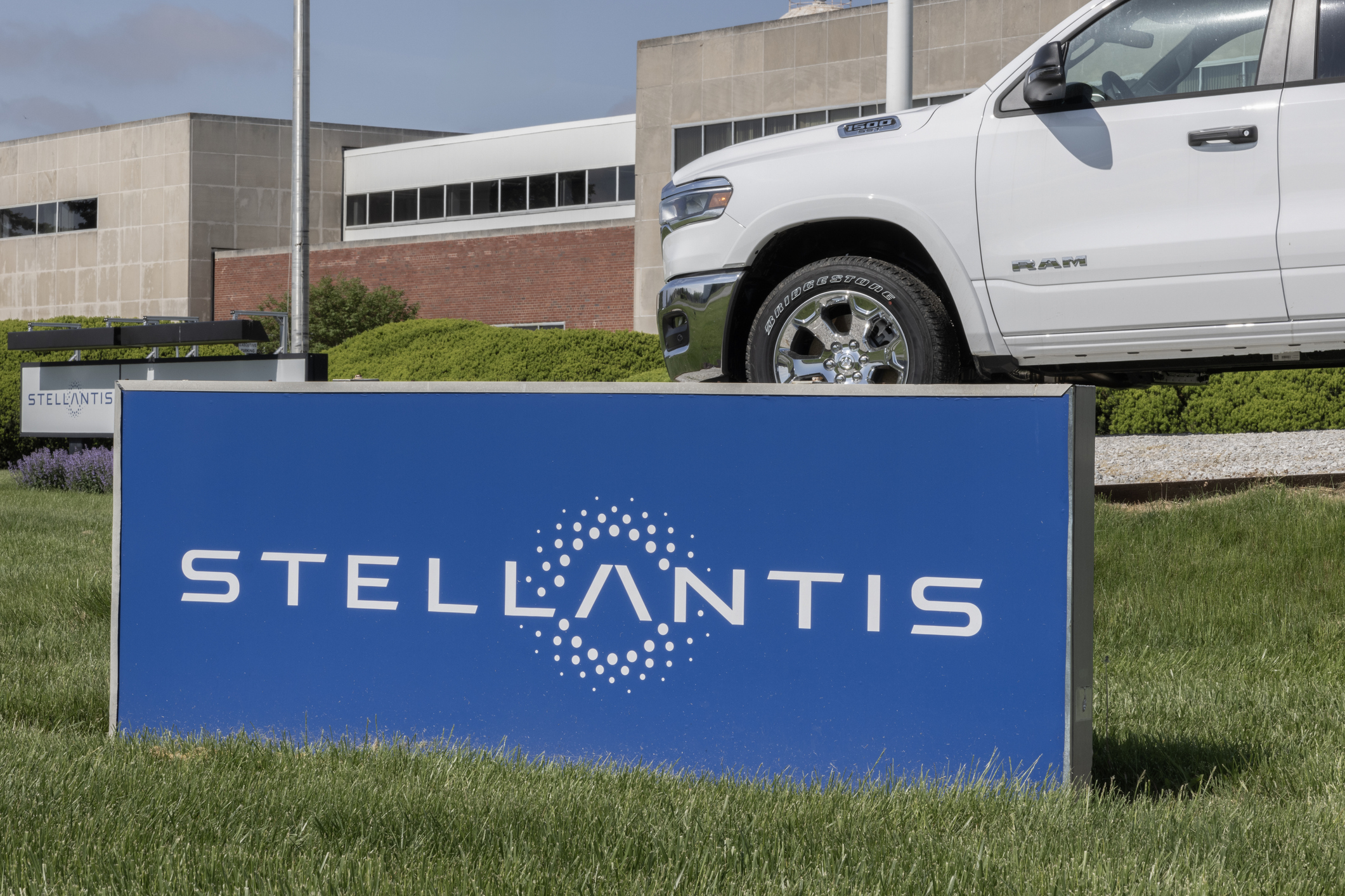 Stellantis Uses Warehouse Robot for Autonomous Inventory Tracking ...